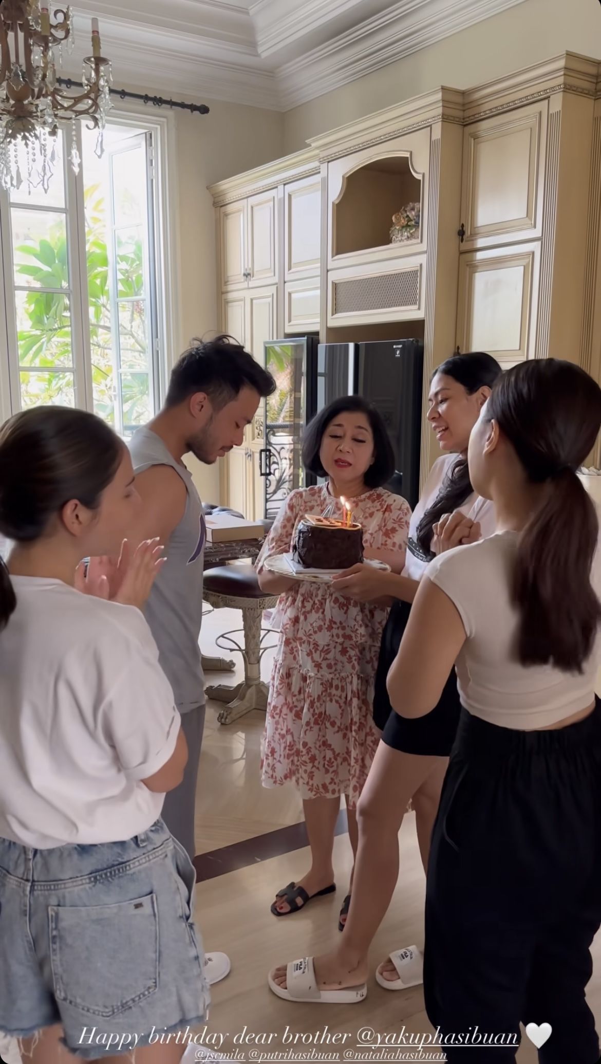 Potret Jessica Mila bersama mertua dan kakak ipar saat memberikan kejutan ulang tahun untuk ...