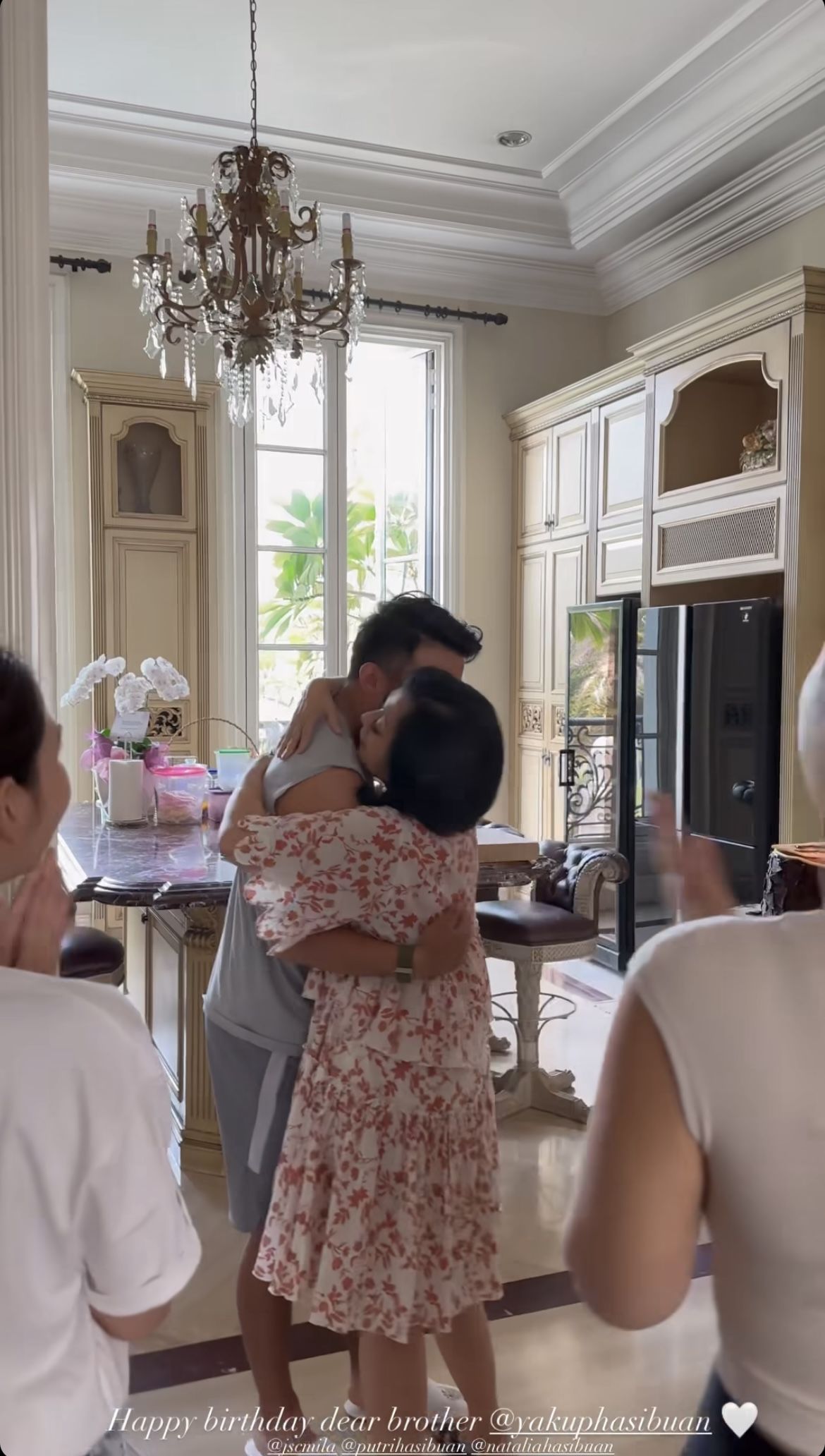 Potret Jessica Mila bersama mertua dan kakak ipar saat memberikan kejutan ulang tahun untuk ...