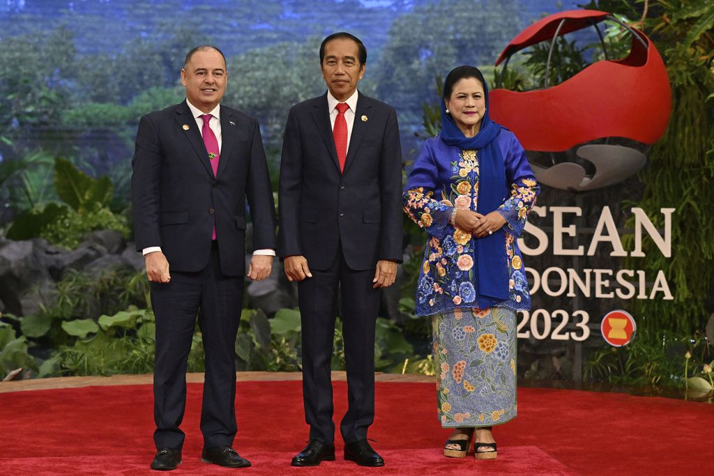 Sambut Pemimpin Negara Di Ktt Asean Ke 43 Iriana Jokowi Pakai Kebaya