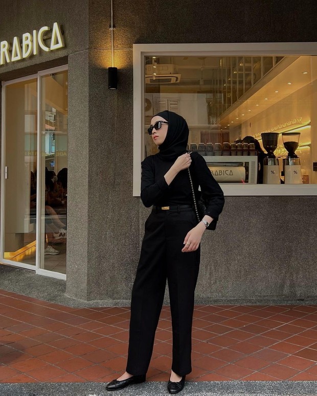 Inspirasi Outfit Monokrom Simpel ala Amalia Elle Biar OOTD Hangout Makin Kece
