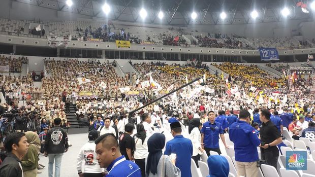Pendukung Prabowo-Gibran Penuhi Indonesia Arena GBK