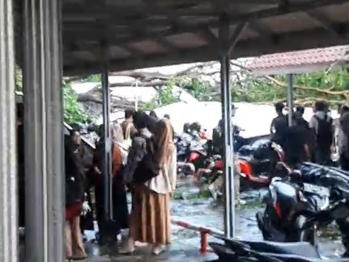 Parkiran Kampus UMS Ambruk, Warek: 50 Motor Mahasiswa Tertimpa – UMS
