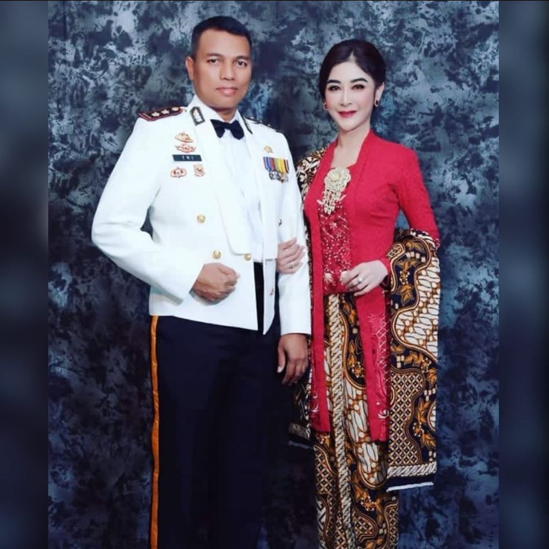 8 Potret Uut Permatasari & Suami Perwira Polisi yang Hidup Hemat Jauh ... 8 Potret Uut Permatasari & Suami Perwira Polisi yang Hidup Hemat Jauh ...