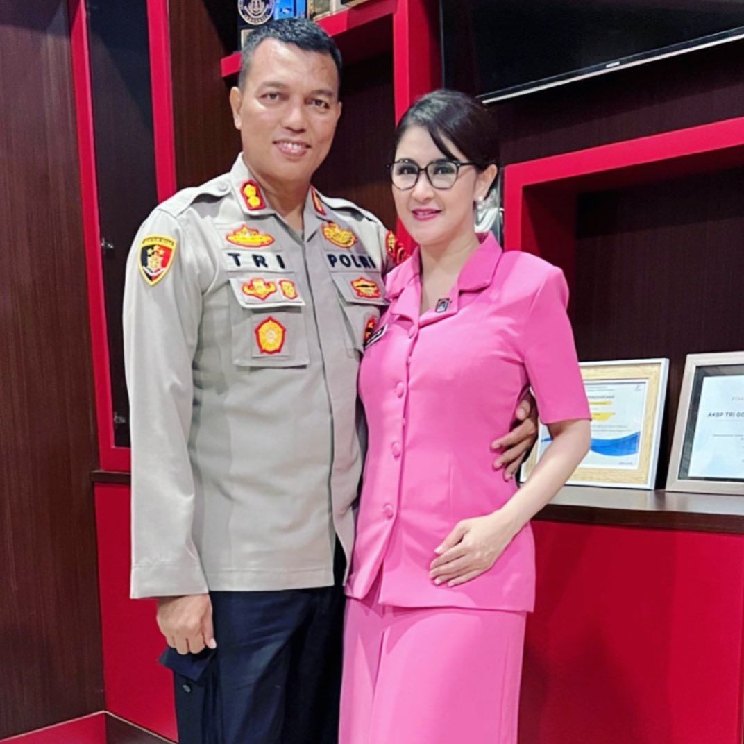 8 Potret Uut Permatasari & Suami Perwira Polisi yang Hidup Hemat Jauh ... 8 Potret Uut Permatasari & Suami Perwira Polisi yang Hidup Hemat Jauh ...