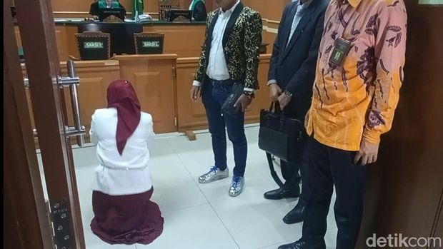 7 Momen Inara Rusli Menangis hingga Sujud Syukur Resmi Cerai dengan Virgoun