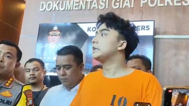 Penampilan Leon Dozan Pakai Baju Tahanan Tertunduk Lemas Usai Aniaya ...
