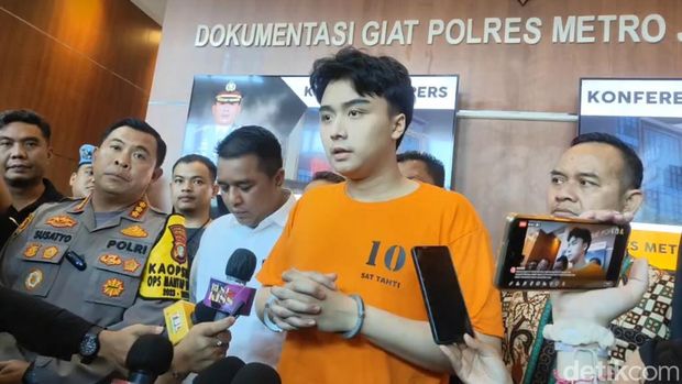 Penampilan Leon Dozan Pakai Baju Tahanan Tertunduk Lemas Usai Aniaya ...