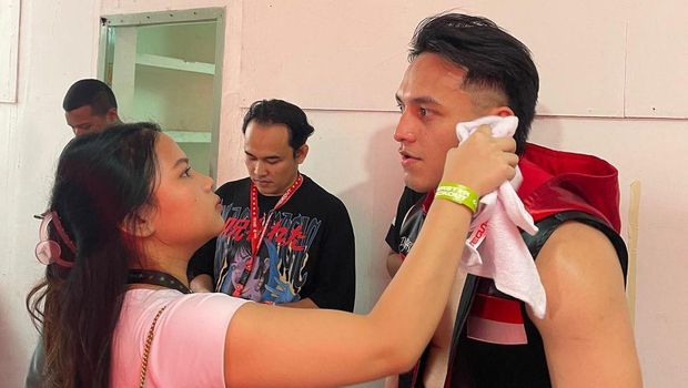 Jadi Tulang Punggung Keluarga, 7 Potret Jefri Nichol Hadir di Wisuda Adik Jadi Tulang Punggung Keluarga, 7 Potret Jefri Nichol Hadir di Wisuda Adik