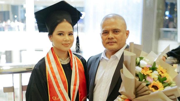Jadi Tulang Punggung Keluarga, 7 Potret Jefri Nichol Hadir di Wisuda Adik Jadi Tulang Punggung Keluarga, 7 Potret Jefri Nichol Hadir di Wisuda Adik