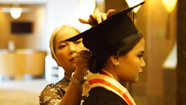Jadi Tulang Punggung Keluarga, 7 Potret Jefri Nichol Hadir di Wisuda Adik Jadi Tulang Punggung Keluarga, 7 Potret Jefri Nichol Hadir di Wisuda Adik
