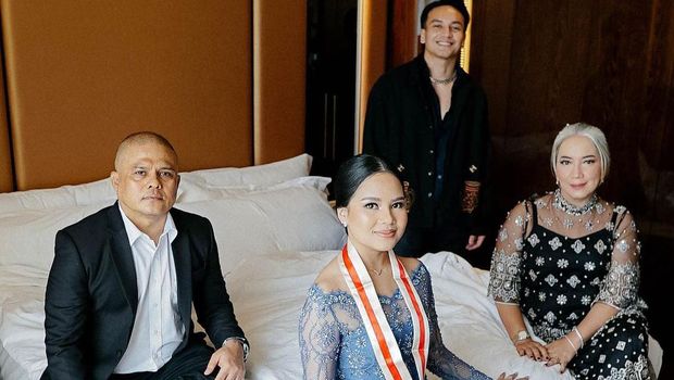 Jadi Tulang Punggung Keluarga, 7 Potret Jefri Nichol Hadir di Wisuda Adik Jadi Tulang Punggung Keluarga, 7 Potret Jefri Nichol Hadir di Wisuda Adik