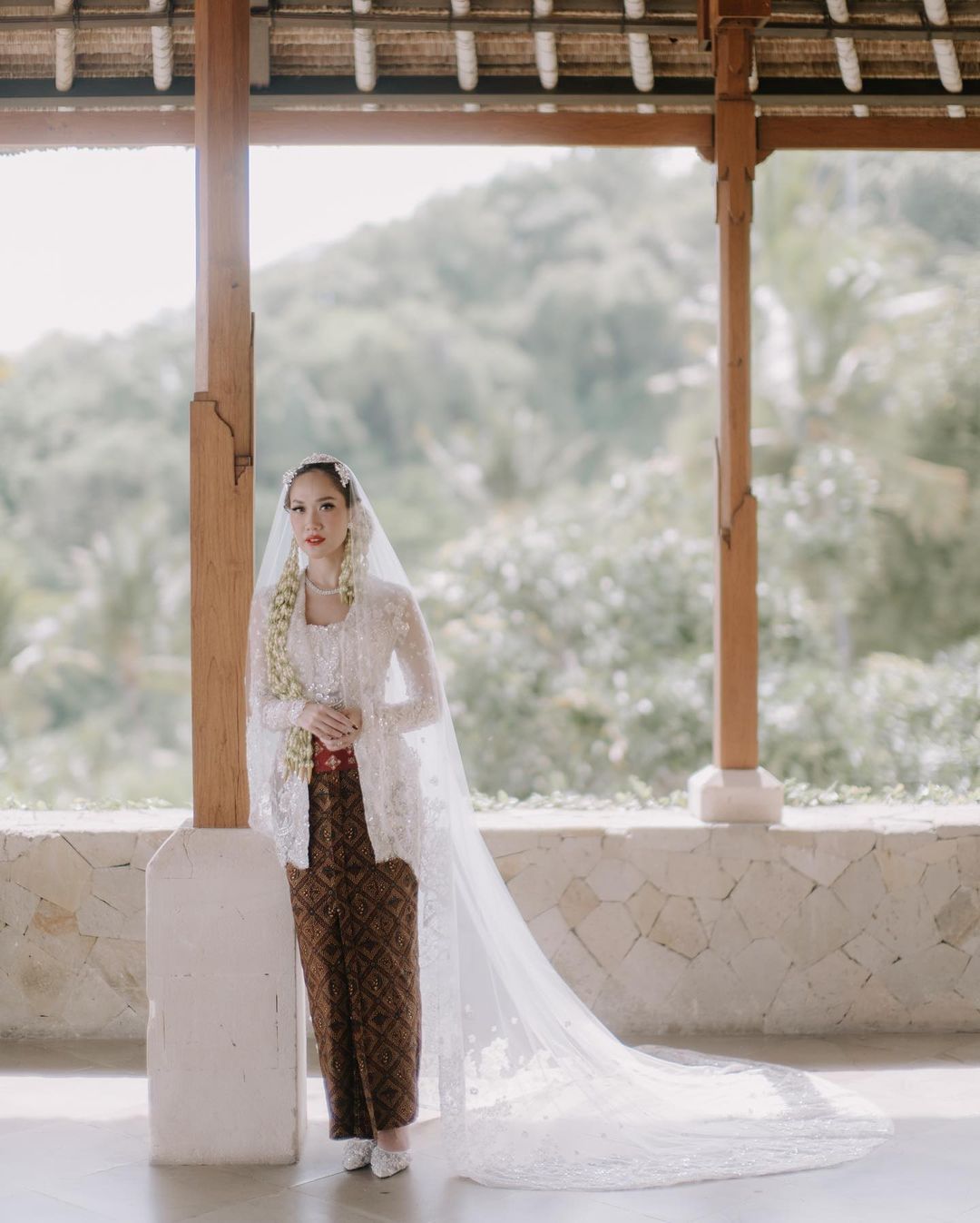3 Busana Pengantin BCL Dari Kebaya Klasik Ganti Gaun Modern 3-busana-pengantin-bcl-dari-kebaya-klasik-ganti-gaun-modern