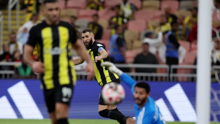 Karim Benzema Gigit Jari, Al Ittihad Didepak Al Ahly