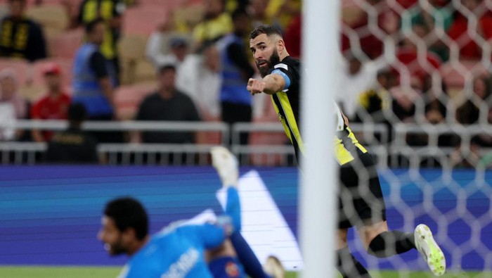 Karim Benzema Gigit Jari, Al Ittihad Didepak Al Ahly