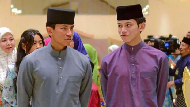 7 Potret Tampan Prince Wakeel, Adik Tiri Prince Abdul Mateen 7 Potret Tampan Prince Wakeel, Adik Tiri Prince Abdul Mateen