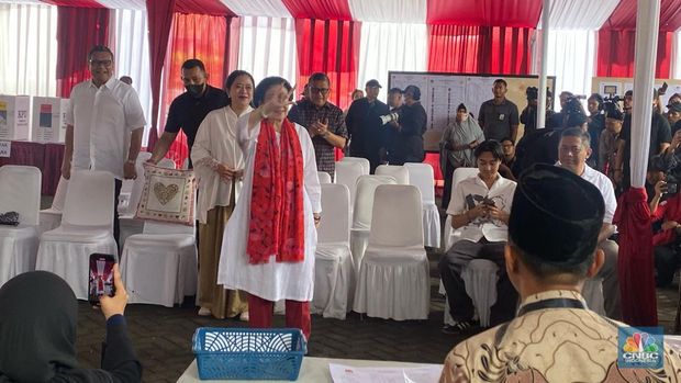 Nyoblos di Kebagusan, Megawati Tunjukkan 'Salam Metal'