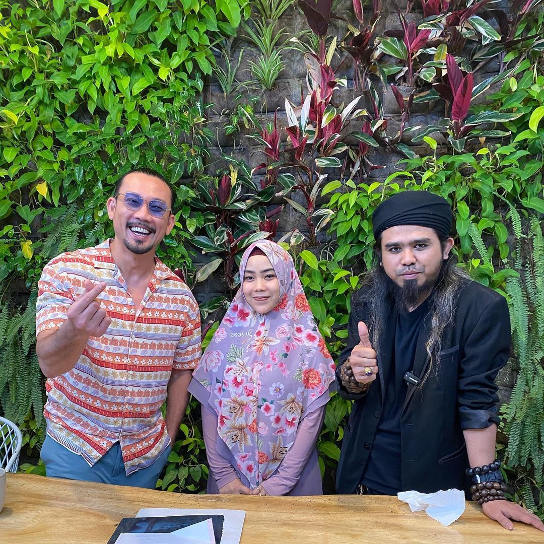 Suami Viral Usai Halalkan Tukar Pasangan, 7 Potret Yuni LIDA Istri Gus ... Suami Viral Usai Halalkan Tukar Pasangan, 7 Potret Yuni LIDA Istri Gus ...