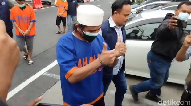 Disindir Pesulap Merah, 7 Potret Gus Samsudin Cengengesan Pakai Baju ... Disindir Pesulap Merah, 7 Potret Gus Samsudin Cengengesan Pakai Baju ...