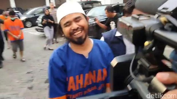 Disindir Pesulap Merah, 7 Potret Gus Samsudin Cengengesan Pakai Baju ... Disindir Pesulap Merah, 7 Potret Gus Samsudin Cengengesan Pakai Baju ...