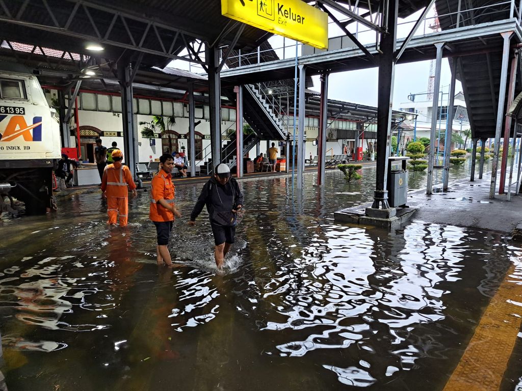 BMKG Ungkap Fakta Mengejutkan Penyebab Banjir Parah Hantam Semarang BMKG Ungkap Fakta Mengejutkan Penyebab Banjir Parah Hantam Semarang
