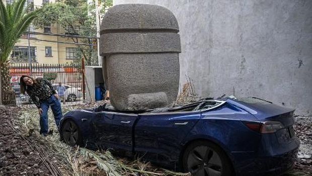 Kronologi Tesla Mewah Remuk Tertimpa Patung Kepala Seberat 9 Ton