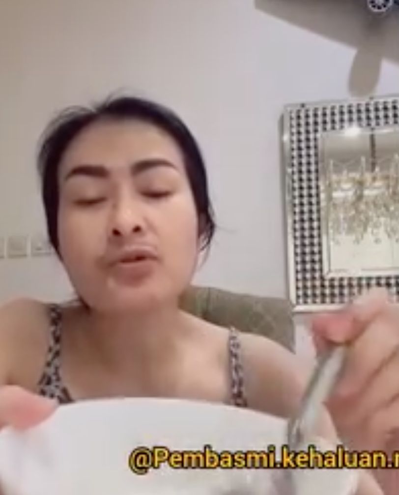 Penampilan Iis Dahlia Tanpa Makeup Saat Sahur Jadi Sorotan