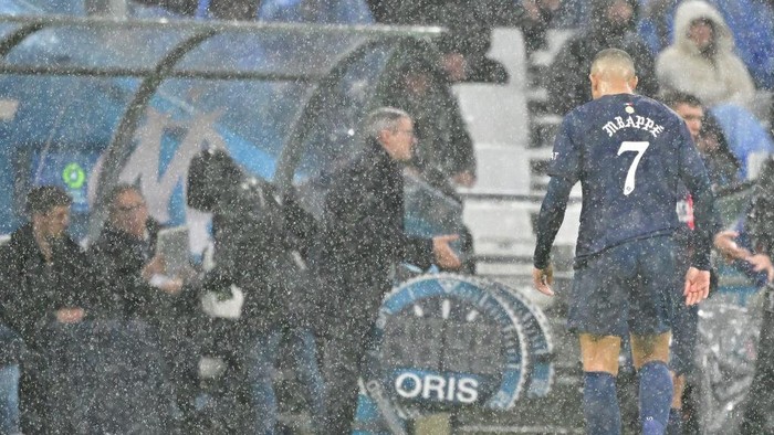 Potret Mbappe Manyun Saat Diganti, Nunduk Terus