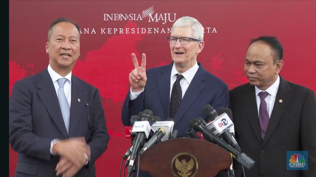 CEO Apple Tim Cook Lempar Salam Dua Jari di Istana, Apa Maksudnya?