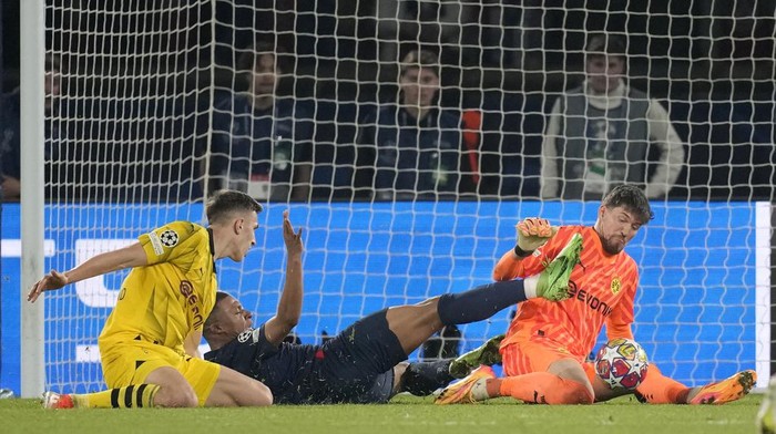 Ragam Aksi Kobel, Bikin Mbappe Cs Kewalahan Ragam Aksi Kobel, Bikin Mbappe Cs Kewalahan