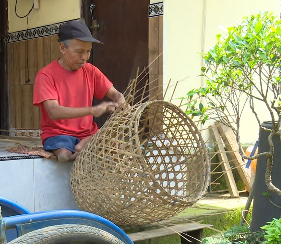 Perajin Bambu Disabilitas Berjuang Melampaui Keterbatasan Fisik ... Perajin Bambu Disabilitas Berjuang Melampaui Keterbatasan Fisik ...