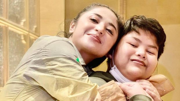 Anak Angkat Lulus SMA, 7 Potret Dewi Perssik Hadiri Acara Wisuda Gabriel Anak Angkat Lulus SMA, 7 Potret Dewi Perssik Hadiri Acara Wisuda Gabriel