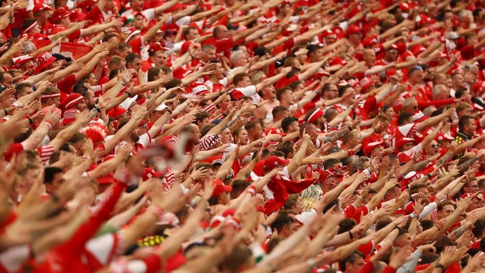 Momen Menyentuh Hati di Laga Denmark Vs Inggris Momen Menyentuh Hati di Laga Denmark Vs Inggris