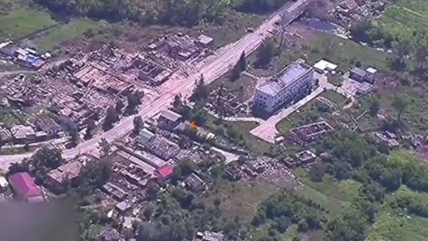 Duar! Rusia Jatuhkan Bom Raksasa 3,3 Ton ke Ukraina, Ini Penampakannya