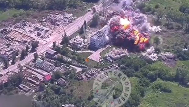 Duar! Rusia Jatuhkan Bom Raksasa 3,3 Ton ke Ukraina, Ini Penampakannya