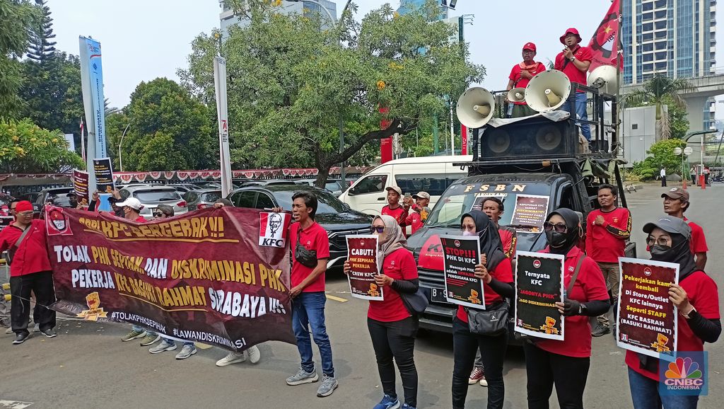 Buruh KFC Surabaya Demo di Kemnaker, Teriak Jadi Korban PHK Sepihak