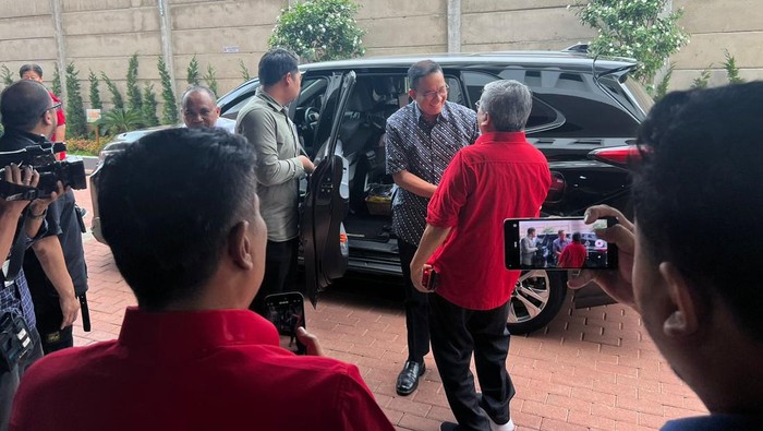 Didampingi Tom Lembong, Anies Sambangi Kantor PDIP – DEPOK POS Didampingi Tom Lembong, Anies Sambangi Kantor PDIP – DEPOK POS