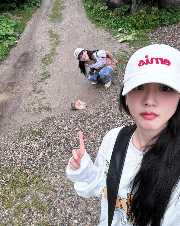 Seulgi Red Velvet dan Jisoo BLACKPINK Bagikan Momen Liburan Musim Panas Bersama