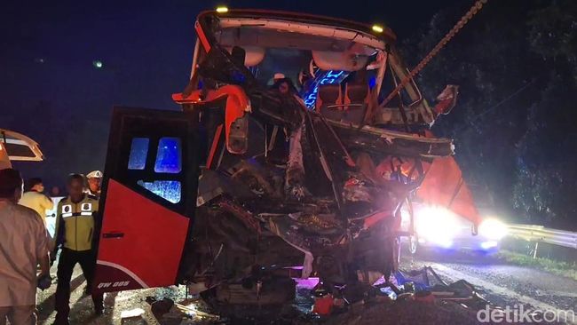 Sopir Bus Maut Bawa Peziarah Sempat Kabur Usai Kecelakaan di Tol Cipularang Sopir Bus Maut Bawa Peziarah Sempat Kabur Usai Kecelakaan di Tol Cipularang