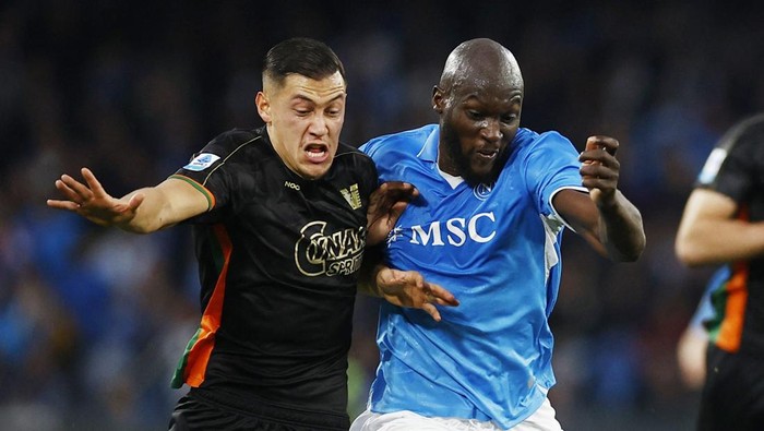 Foto: Momen Sengit Jay Idzes Vs Romelu Lukaku di Laga Napoli Vs Venezia