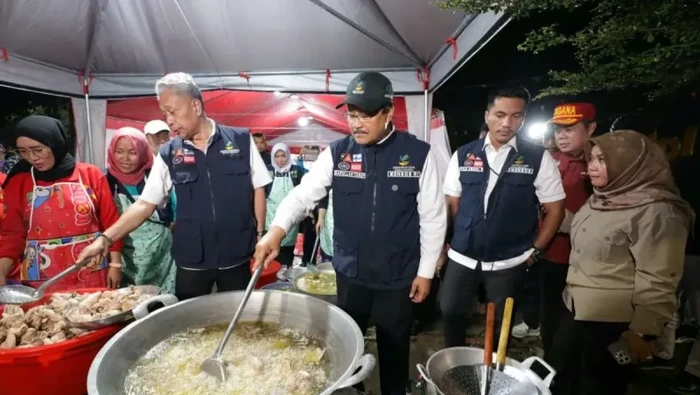 Mensos Gus Ipul dan Wamensos Agus Jabo Siapkan Sahur untuk Korban Banjir di Bekasi - Ok Oce News