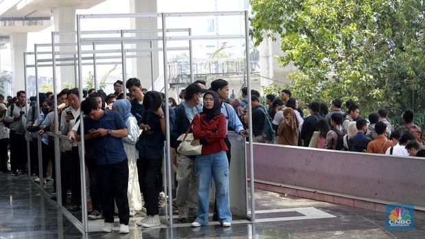 Nasib Korban PHK, Umur 50 Masih Antre Cari Kerja di Job Fair