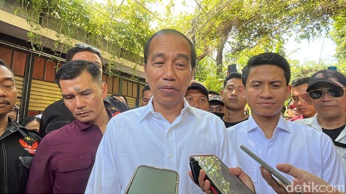 Jokowi Akhirnya Tunjukkan Ijazah SD hingga UGM, tapi Tak Boleh Difoto