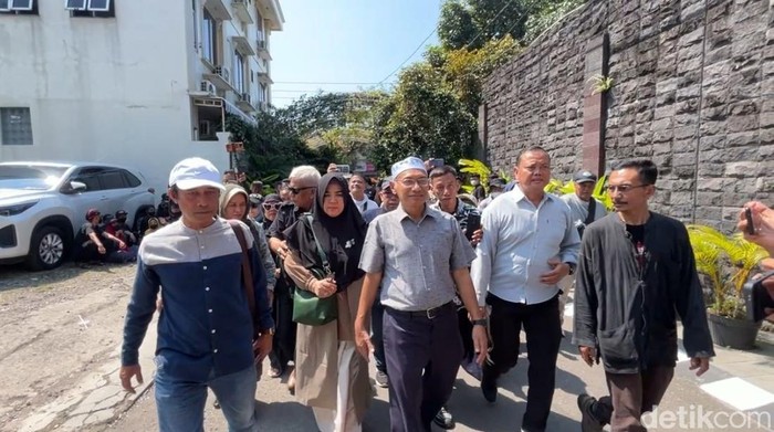 Usai UGM, Massa Geruduk Rumah Jokowi Tanya Keaslian Ijazah