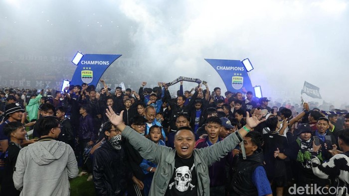 Lautan Bobotoh Rayakan Persib Juara di Stadion GBLA