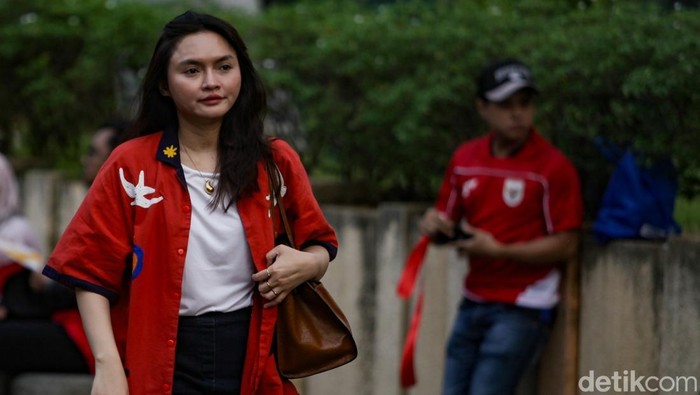 Paras-paras Cantik Semarakkan Indonesia Vs China di GBK