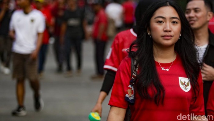 Paras-paras Cantik Semarakkan Indonesia Vs China di GBK