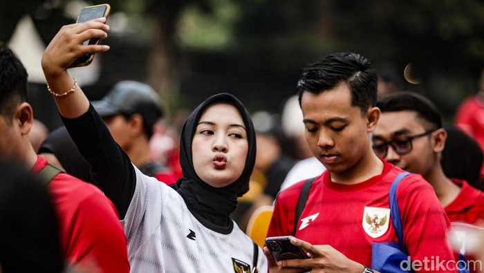 Paras-paras Cantik Semarakkan Indonesia Vs China di GBK