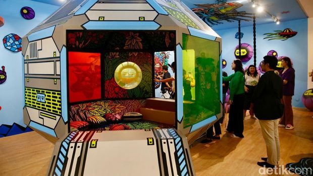 Menikmati Karya Instalasi Eko Nugroho Mejeng di KiN Space SCBD Jakarta