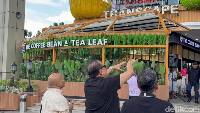 Chairul Tanjung Resmikan Coffee Bean Trans Icon Bernuansa Tropis