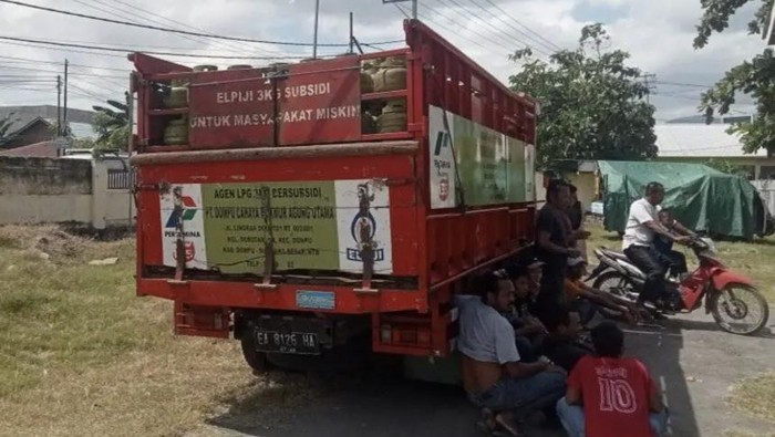 Warga Bima Sandera Truk LPG 3 Kg gegara Gas Langka